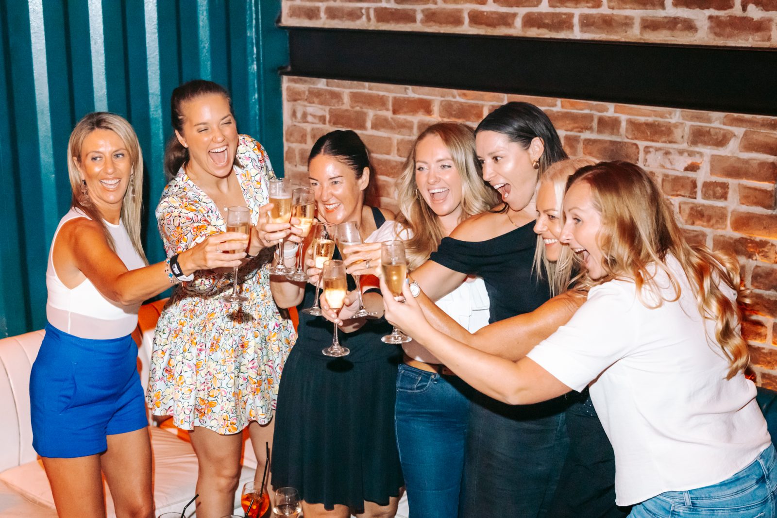 Lock, Stock & Barrel JBR » Live Music & Finger Lickin’ Food